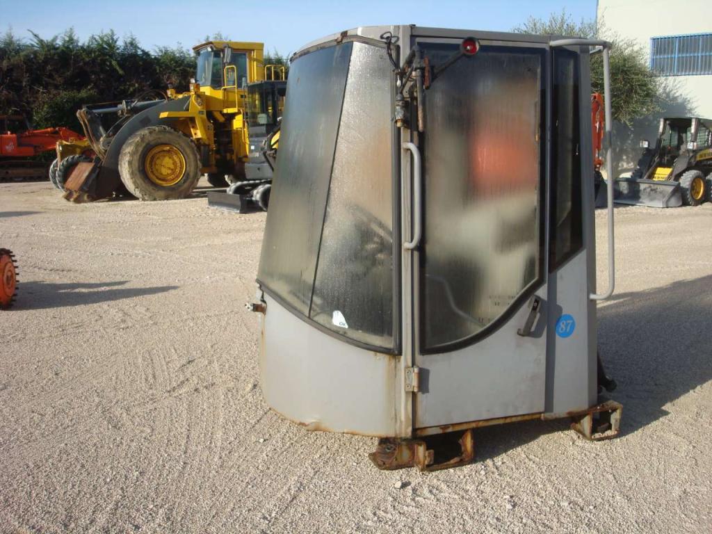 Cabina per Hitachi LX290 in vendita a Roma da OLM 90 Srl